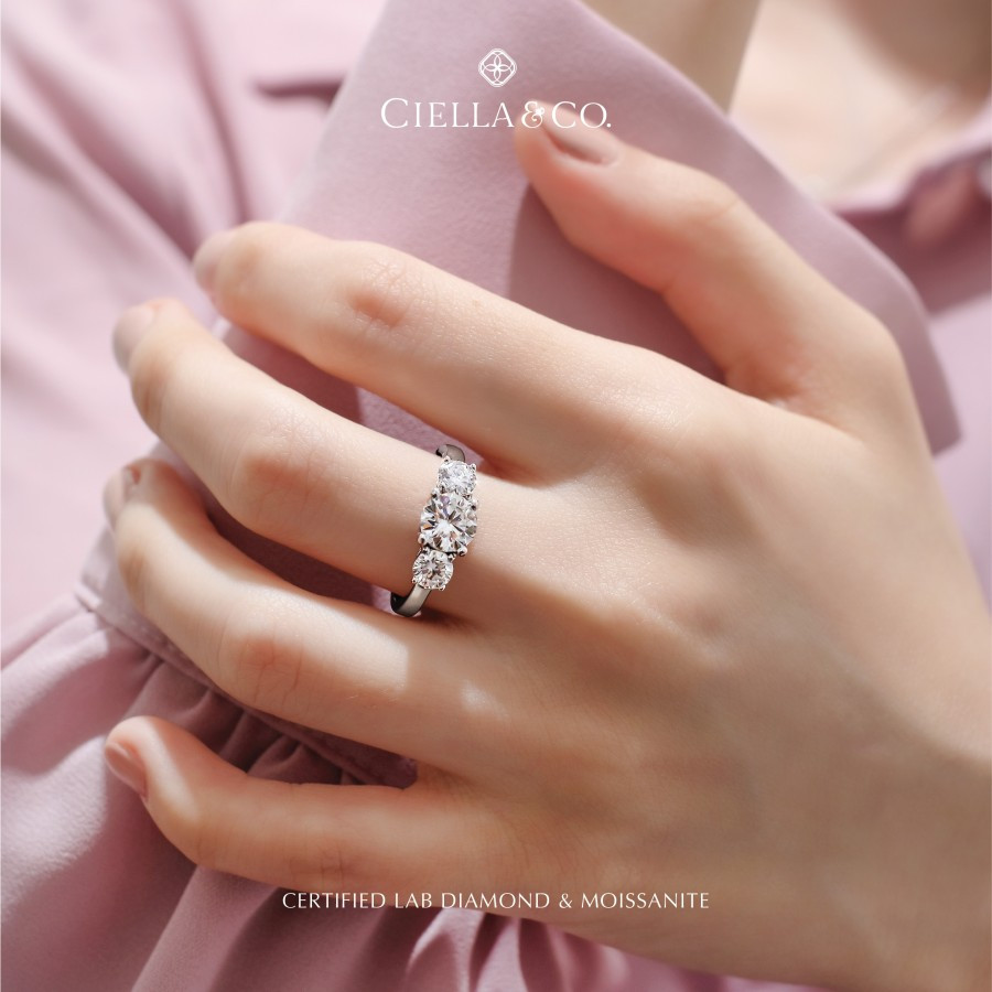 Ciella & Co - Three Stones Solitaire Ring - Ciella & Co